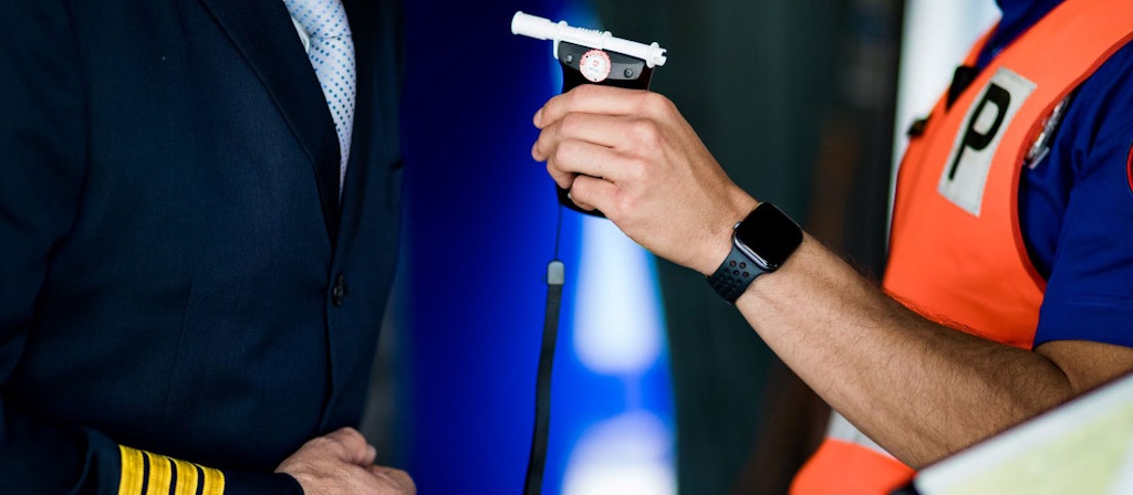 Alcohol testing — © imago